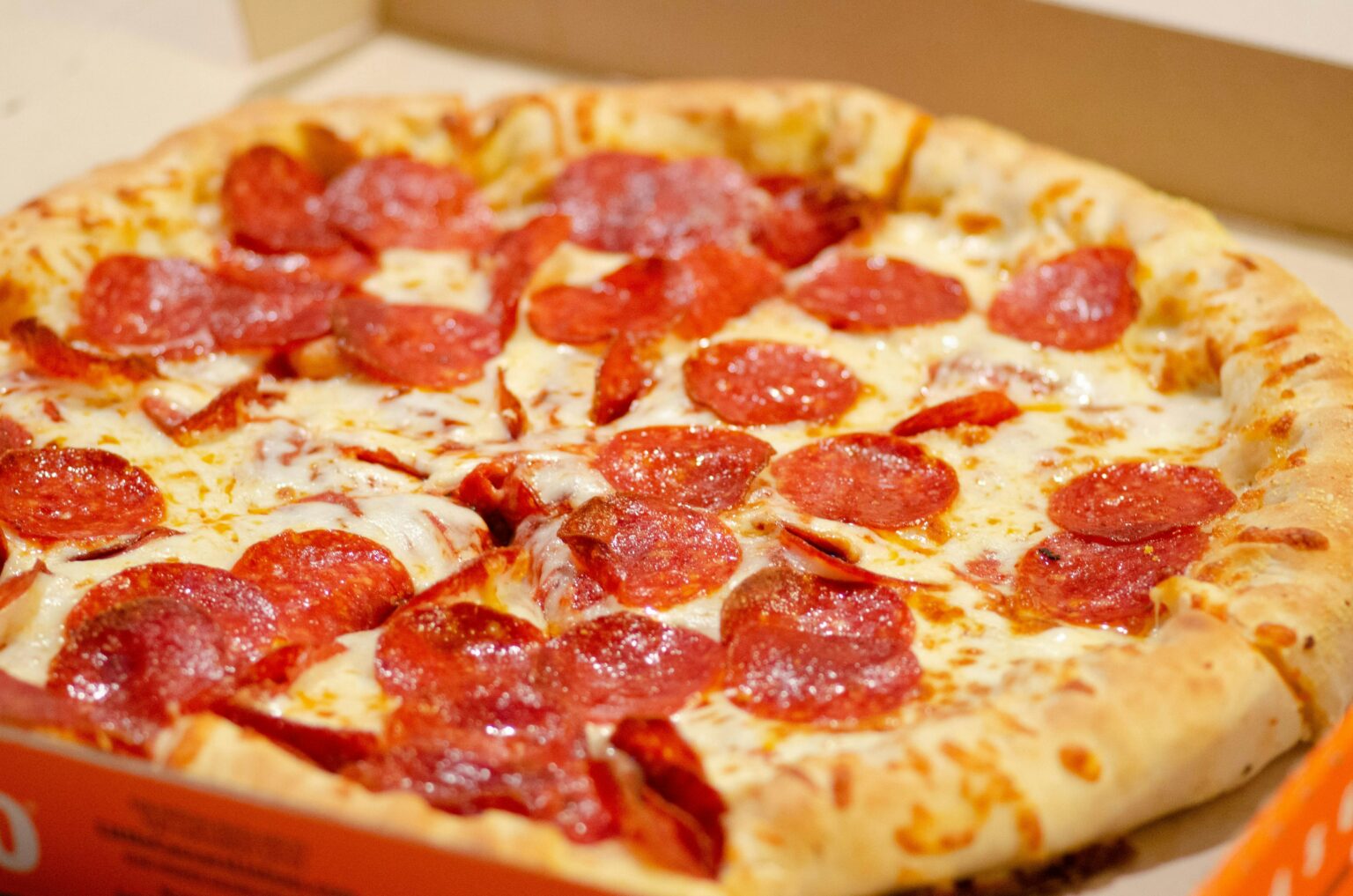 How Many Slices in a 16-Inch Pizza? 🍕